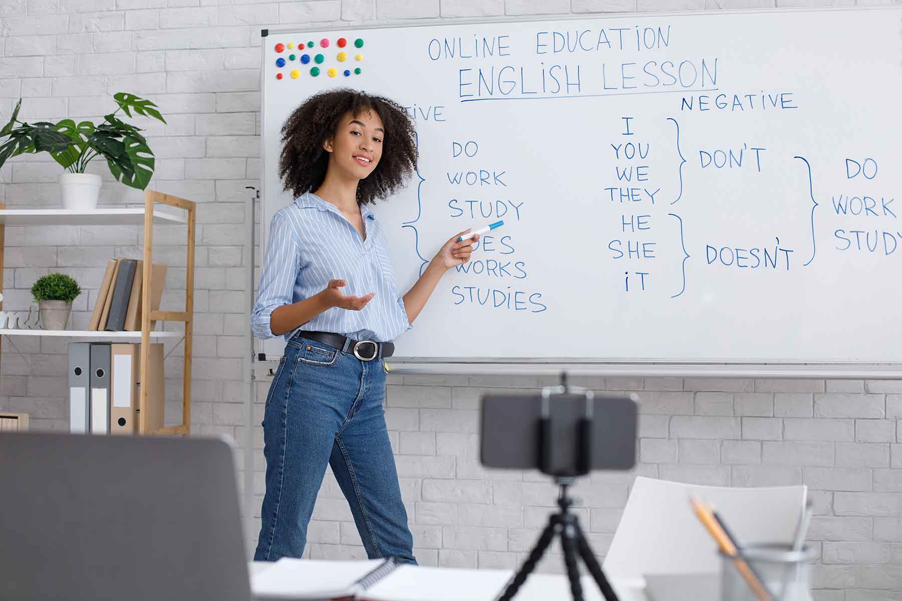 How to Write a Strong Thesis Statement (With Examples)